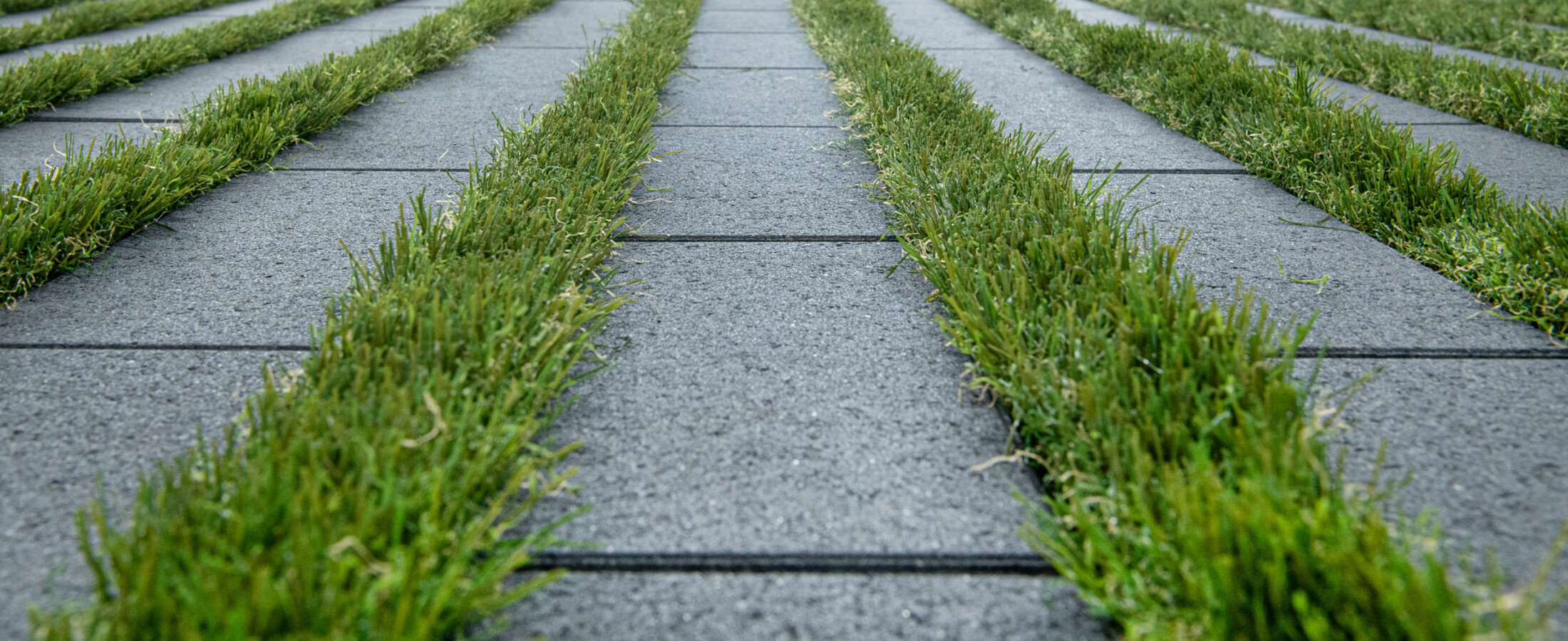 Rasenfugensteine für den öffentlichen Raum von Metten Stein+Design